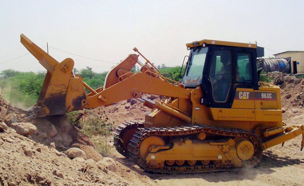 Apa itu Track Loader? Cek 9 Perbedaan dengan Wheel Loader!