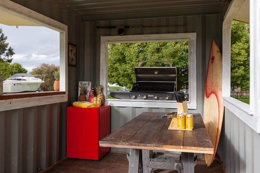 Desain Cafe Pinggir Pantai Sederhana dari Kontainer | Tradecorp Blog