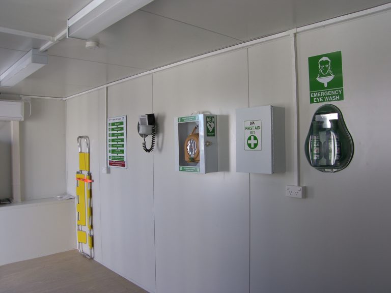 Fasilitas P3k di Tempat Kerja, Prosedur dan Solusi Bangunan!